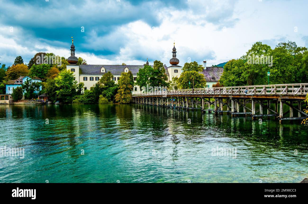 Sunshine wooden bridge over the lake with turquoise water in Hallstatt ...