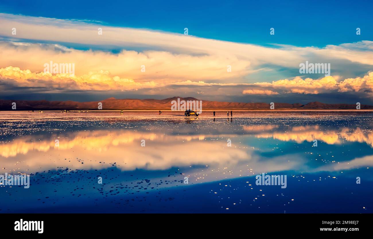 Salar de uyuni bolivia mirror hi-res stock photography and images - Alamy
