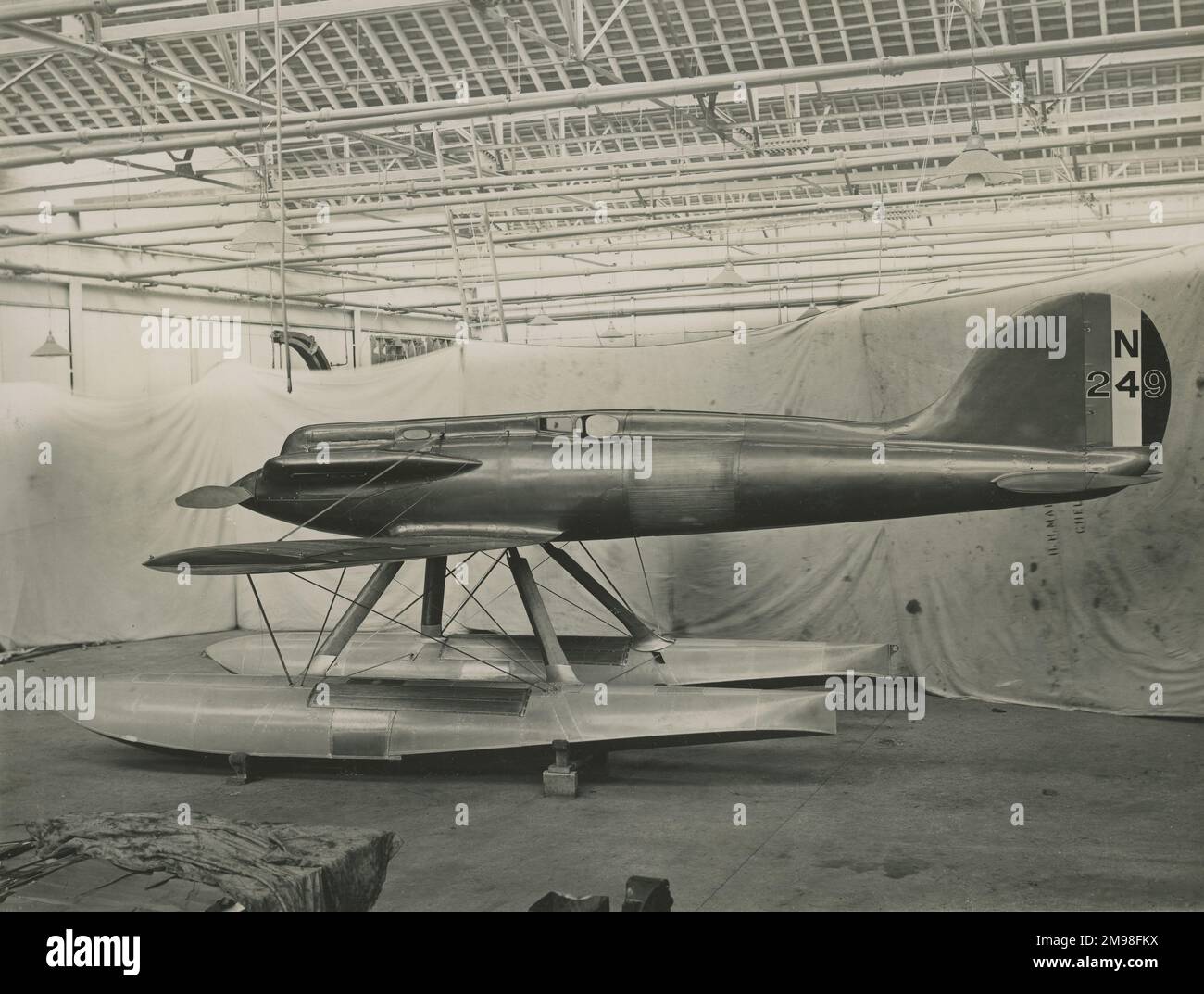 Golden arrow hi-res stock photography and images - Alamy