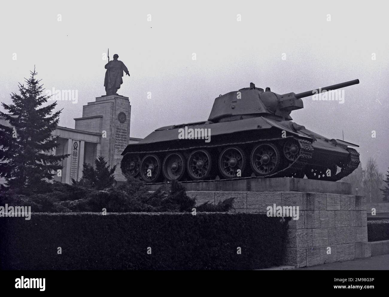 Russian Tank Memorial at The Brandenberg Gate Berlin Germany Stock ...