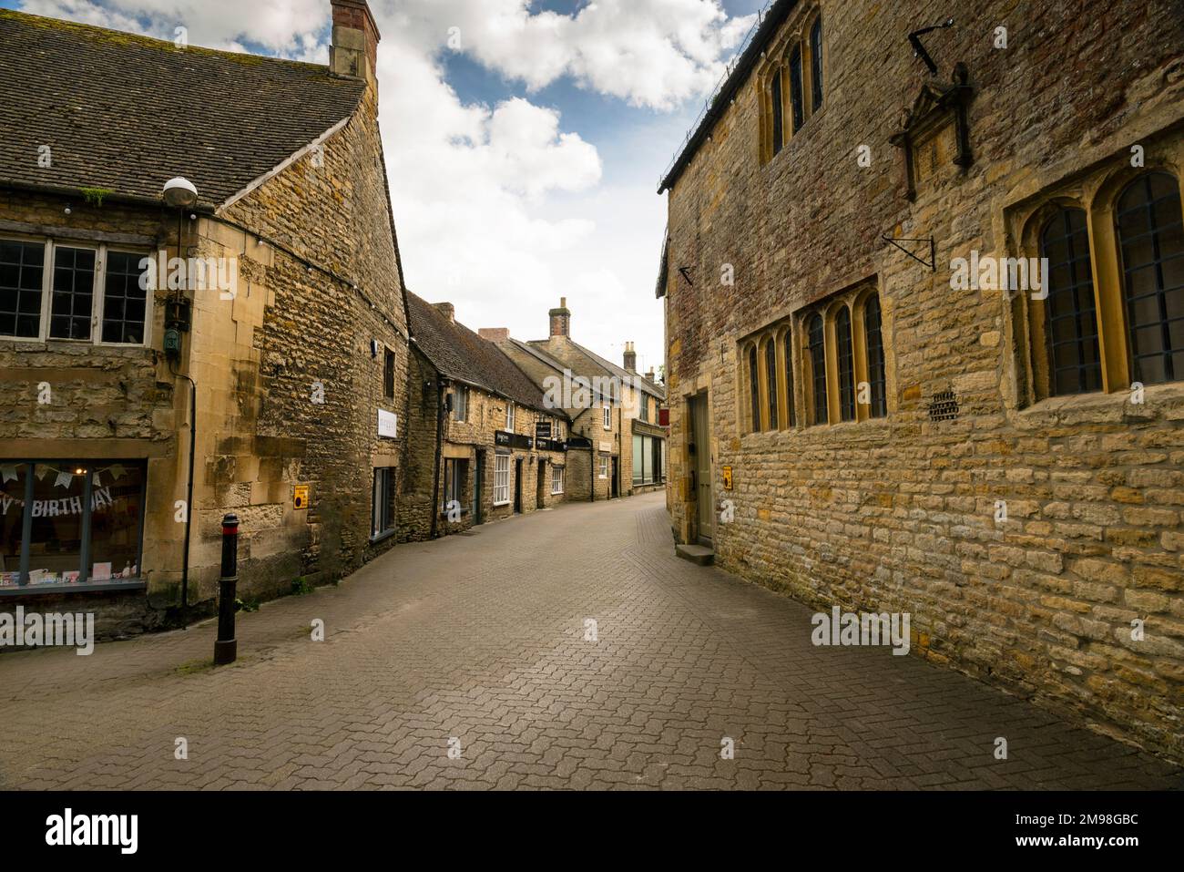 Medieval arched stone windows and mullions in the Cotswold market town ...