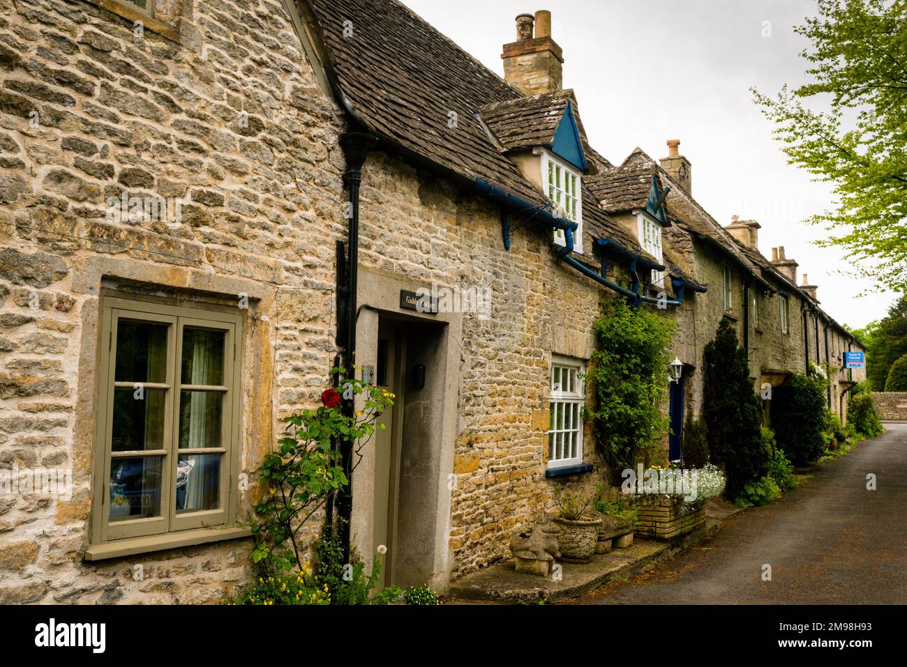 English sate stone roof hi-res stock photography and images - Alamy