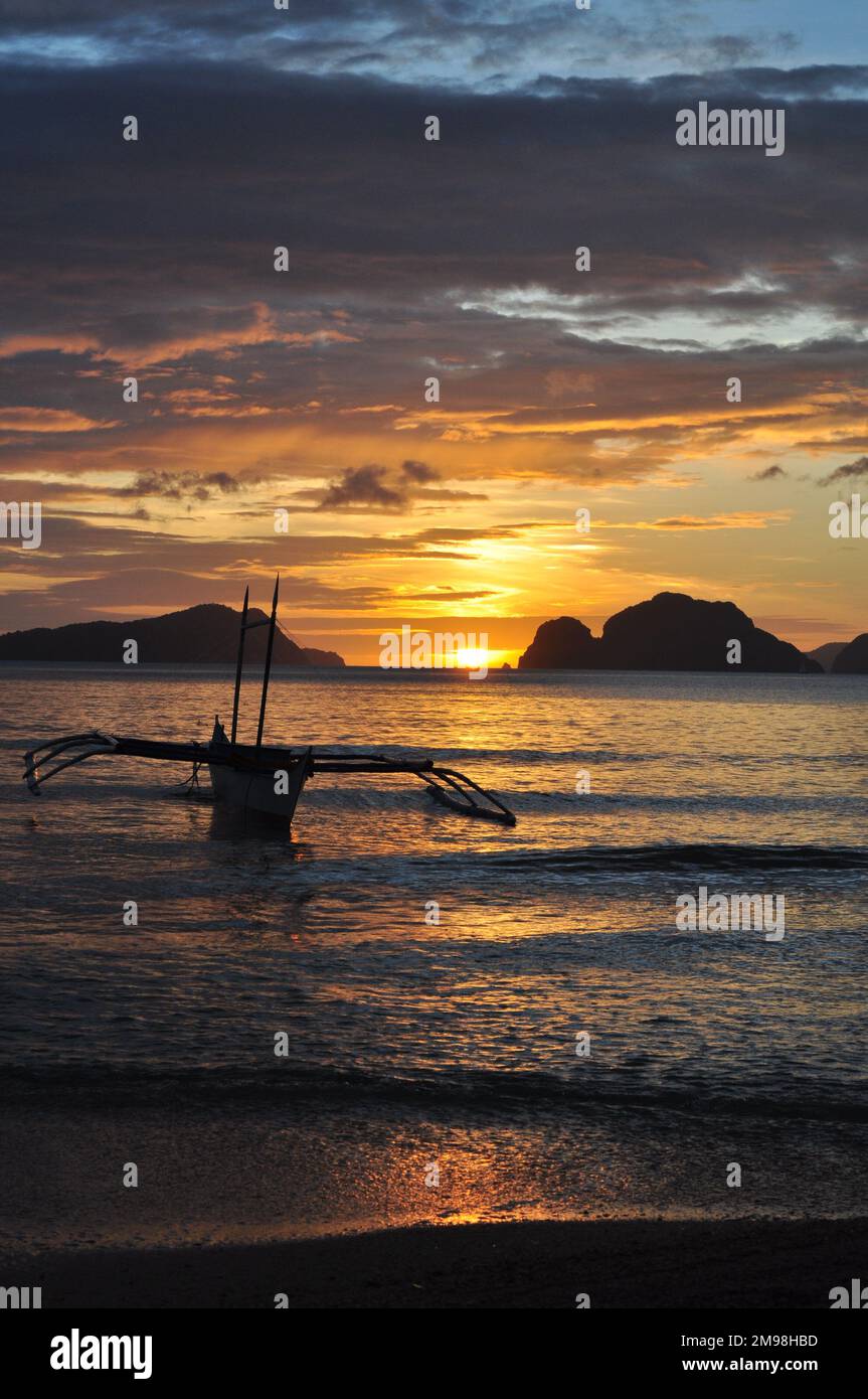 Dramatic sunset on a beach in El Nido, Palawan, Philippines Stock Photo ...