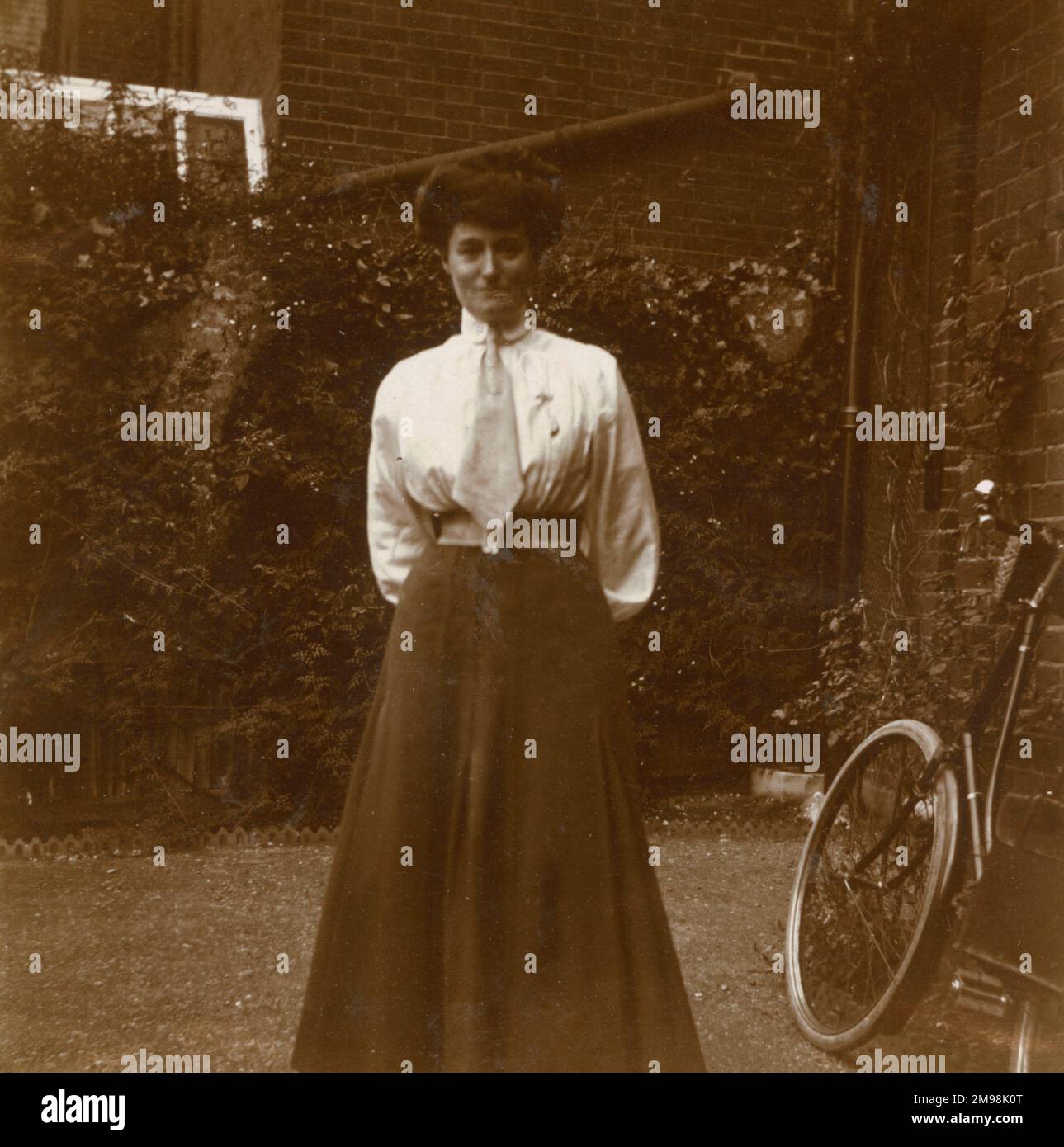 Young Edwardian woman (Amy Grimson) in a garden Stock Photo - Alamy