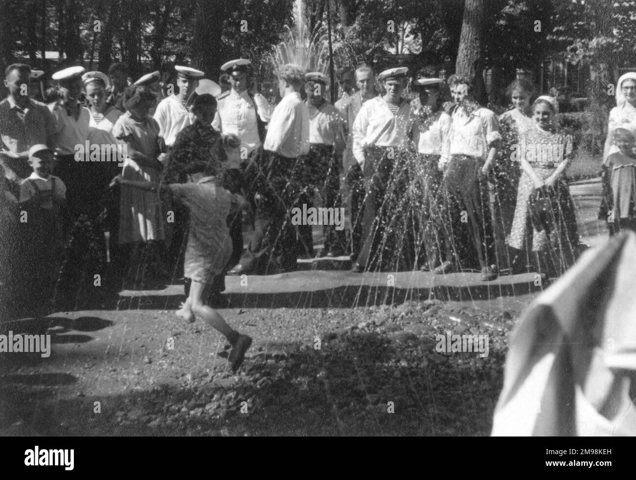 People in the Peterhof Palace Gardens, St Petersburg (Leningrad ...