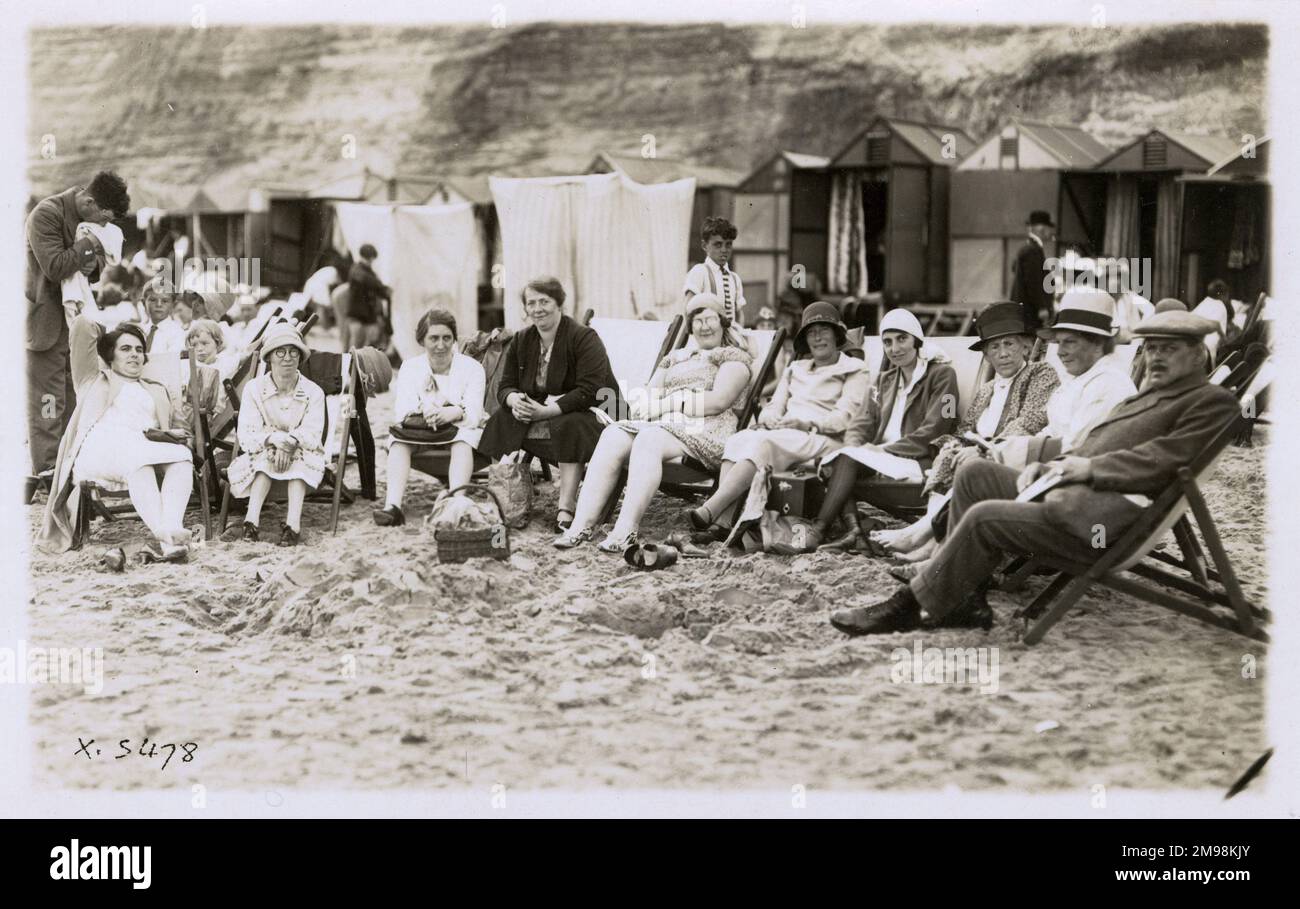 1930s british family on beach hi-res stock photography and images - Alamy