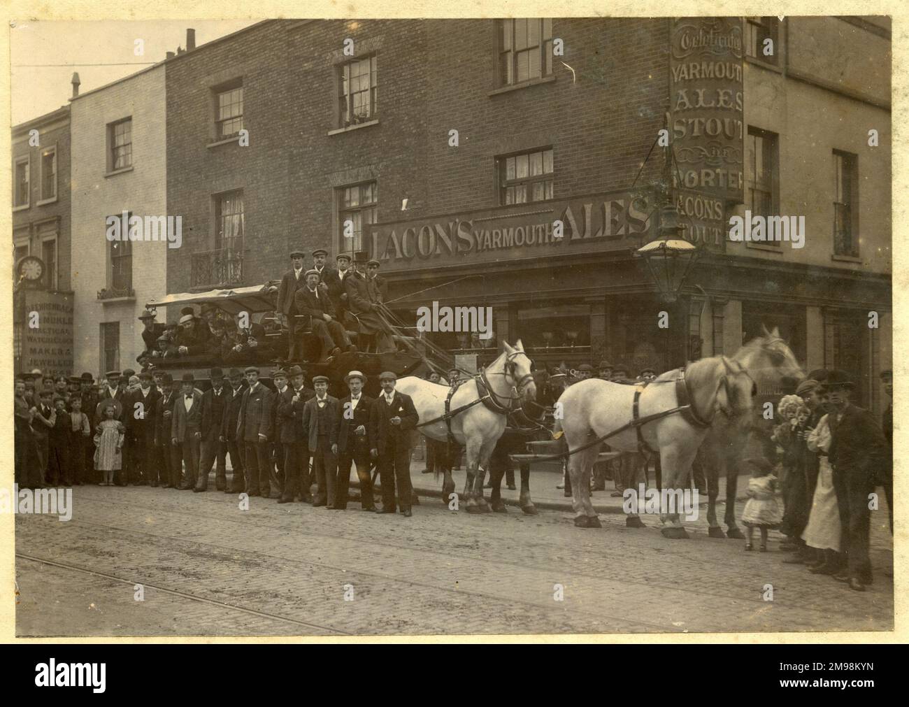 Dray men hi-res stock photography and images - Alamy