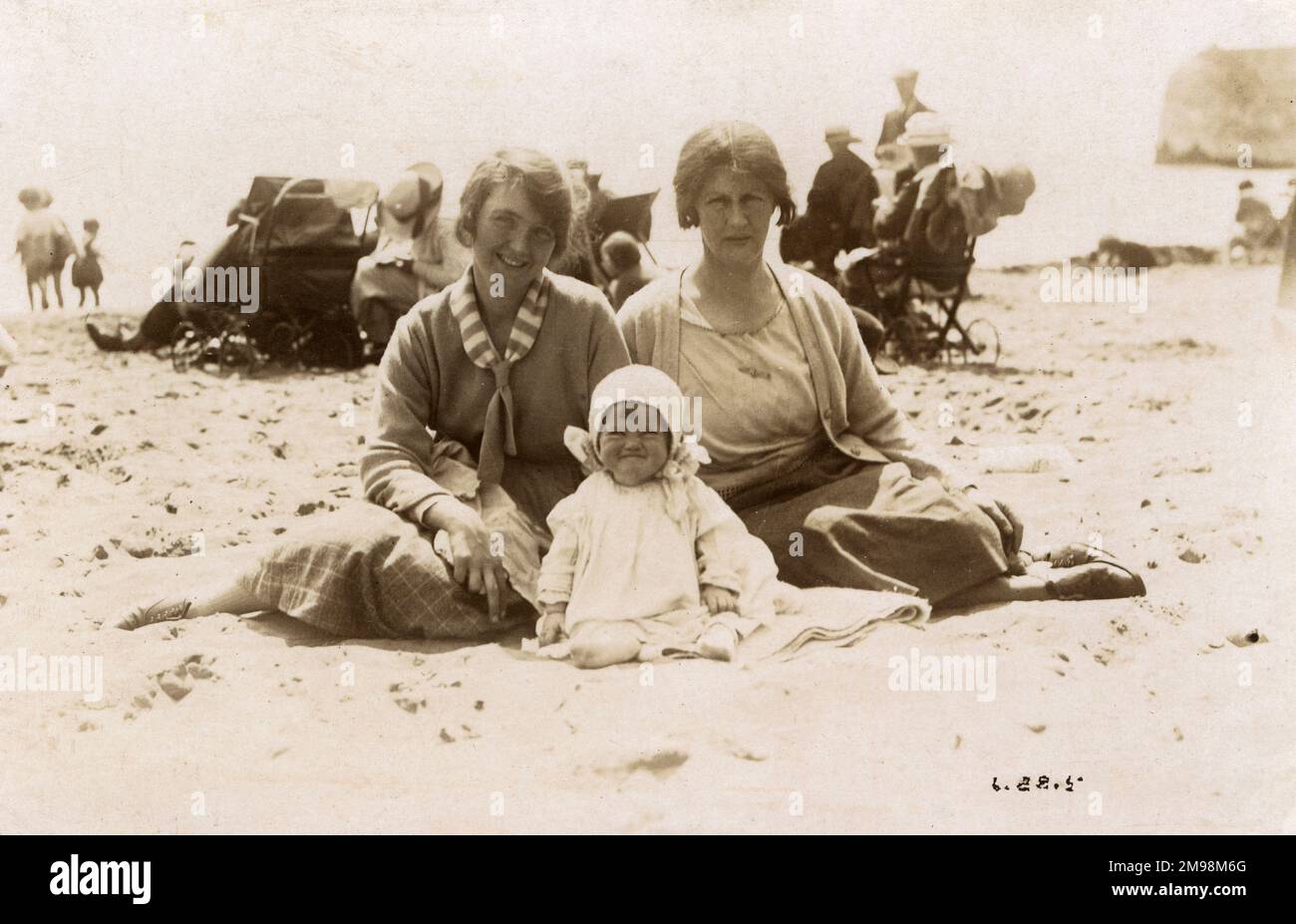 Family beach scene 1920s hi-res stock photography and images - Alamy