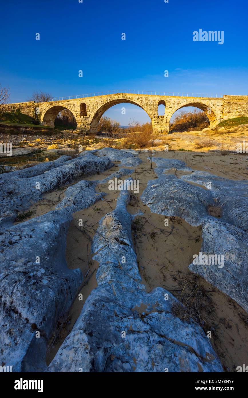 Pont Julien, roman stone arch bridge over Calavon river, Provence ...