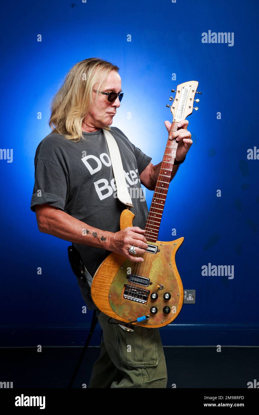 Robin zander rickenbacker guitar hi-res stock photography and images ...