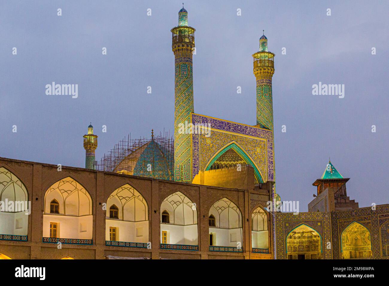 Evening view of Shah Mosque at Naqsh-e Jahan Square in Isfahan, Iran ...