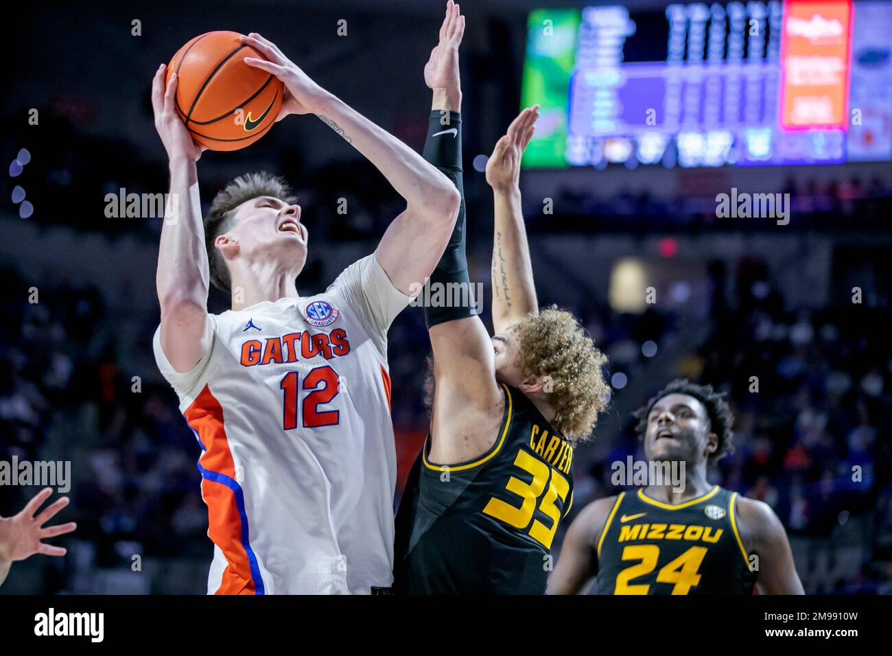 Florida forward Colin Castleton (12) drives on Missouri Tigers forward ...
