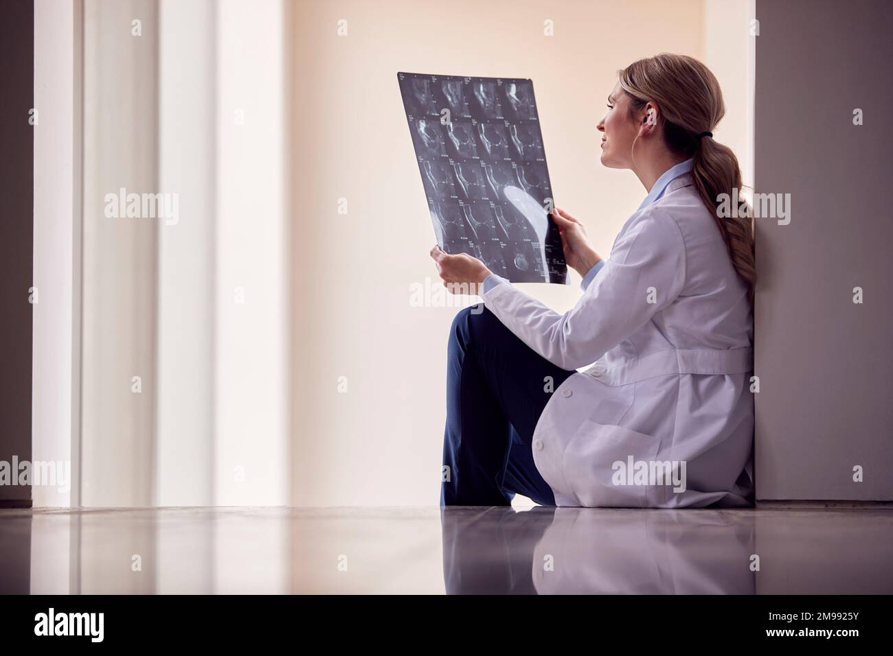 Female surgeon mri hi-res stock photography and images - Alamy