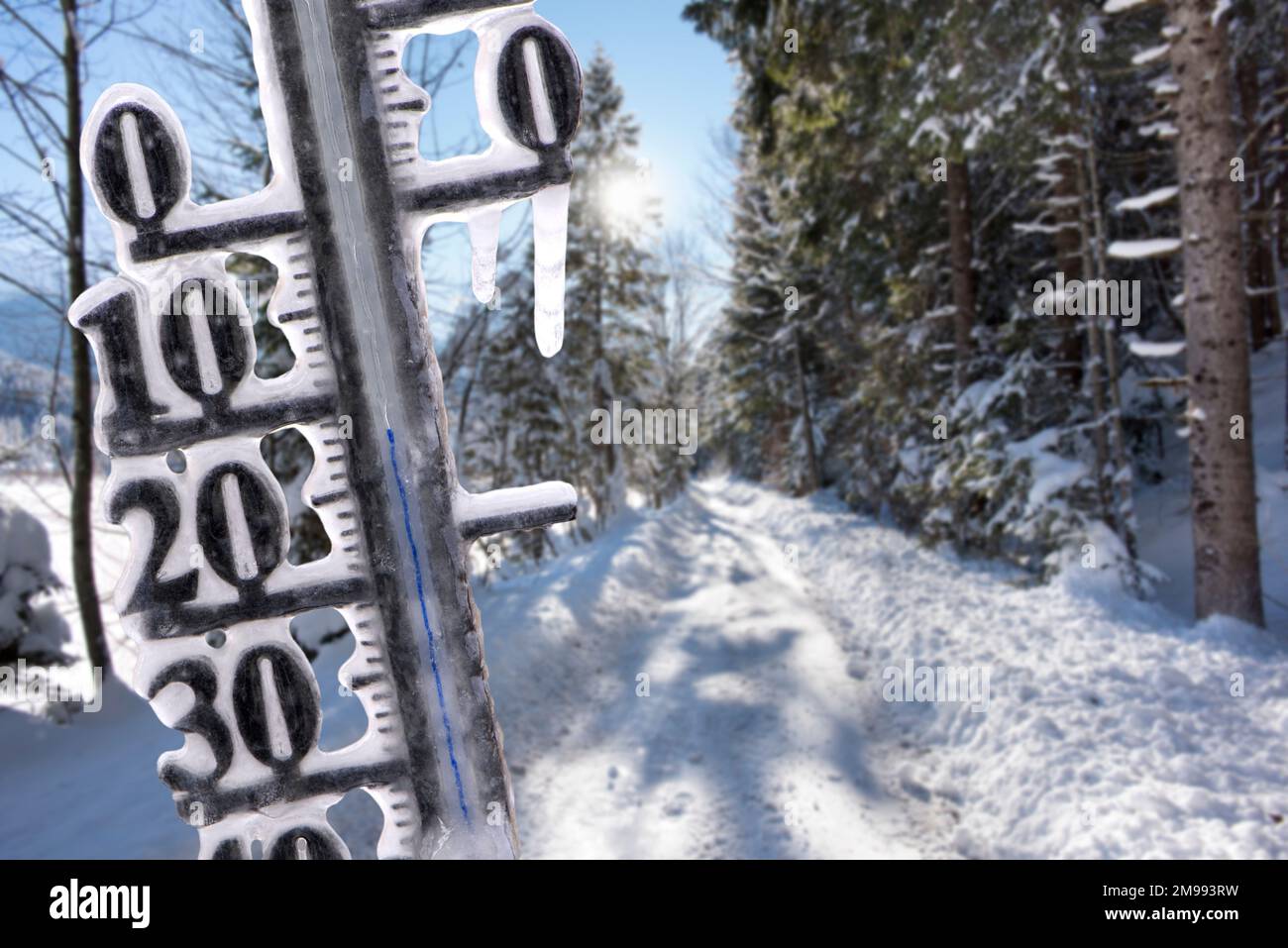 Thermometer shows cold temperatures on road Stock Photo - Alamy