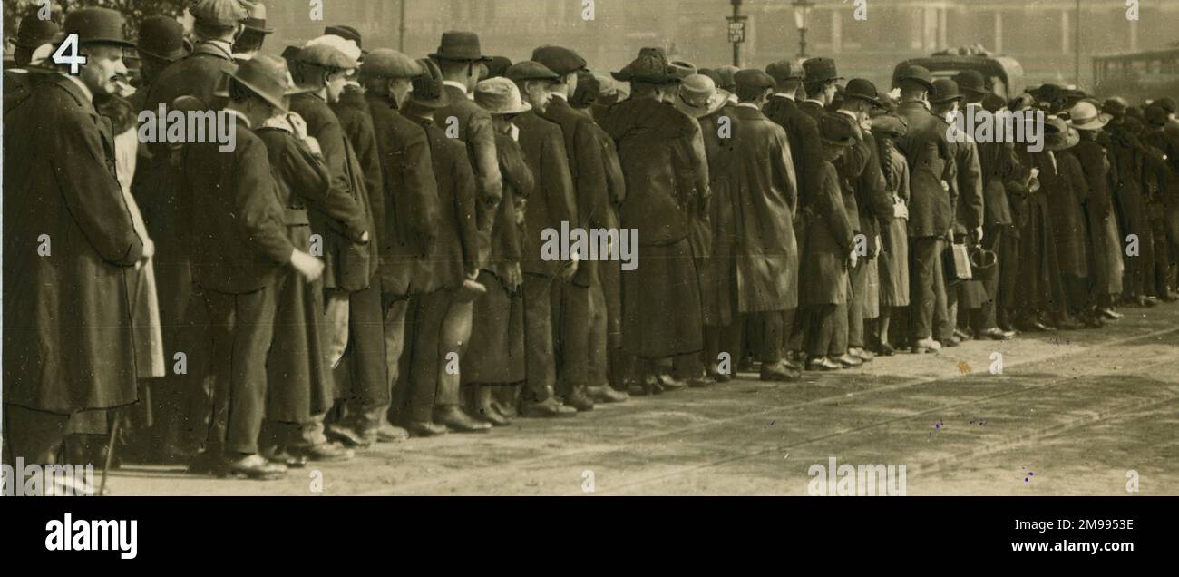 Queue of people hi-res stock photography and images - Alamy