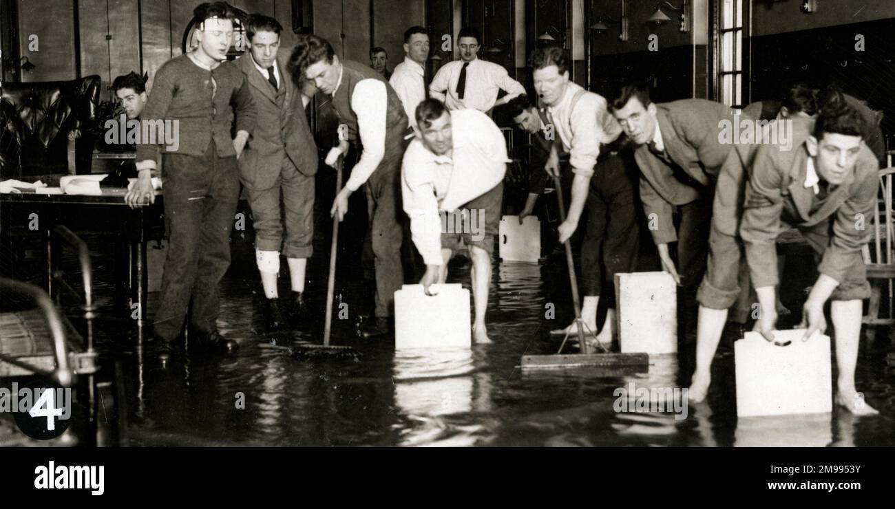 London flood disaster - wounded soldiers clearing their ward at ...