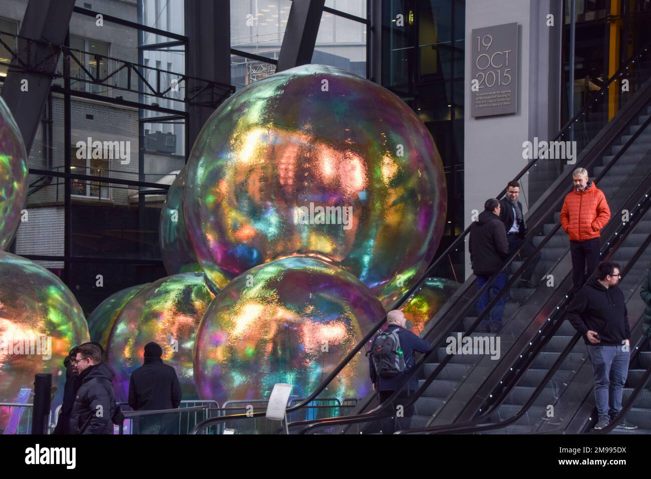 London, England, UK. 17th Jan, 2023. Giant iridescent bubbles, an art ...