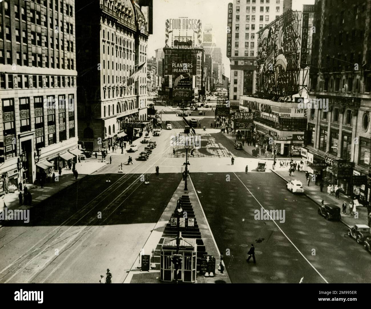 Times Square, New York, USA, during a heatwave in July 1938 Stock Photo ...