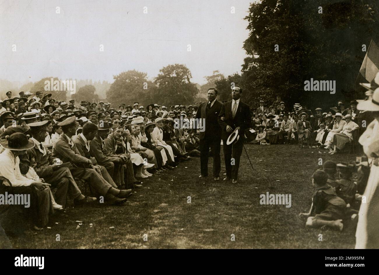The famous music hall artistes, Two Bobs, entertain wounded soldiers ...