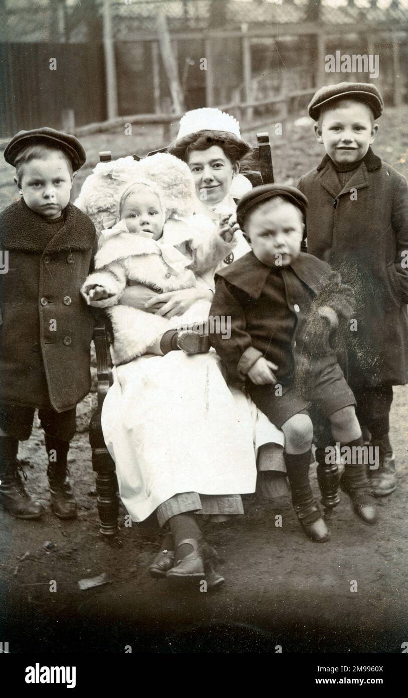 1900s family boy hi-res stock photography and images - Alamy