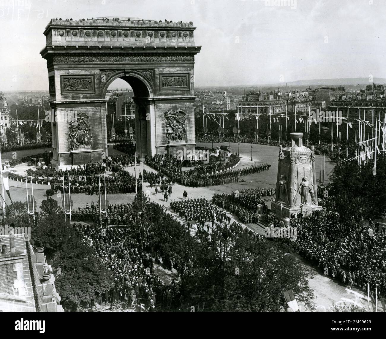 Peace Celebration in Paris - procession at the Arc de Triomphe, 14 July 1919 Stock Photo - Alamy