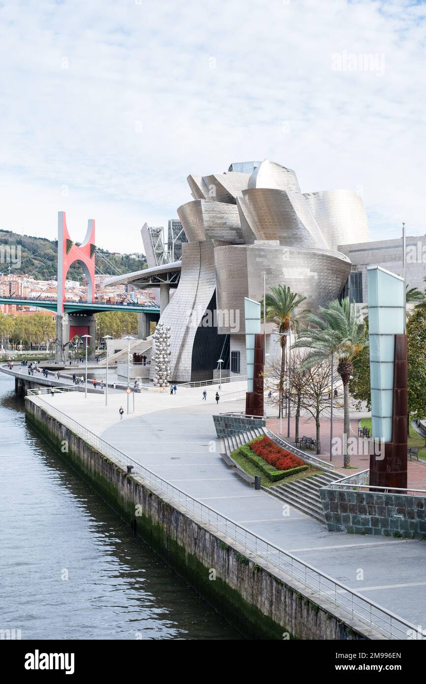 The Guggenheim Bilbao, by Frank Gehry, on the Nervión River, with Arcos ...