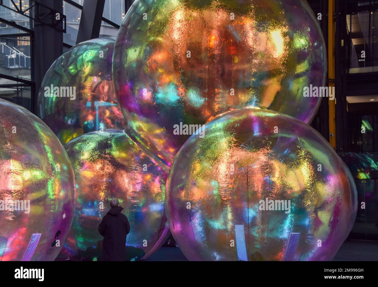 London, England, UK. 17th Jan, 2023. A visitor admires the giant ...
