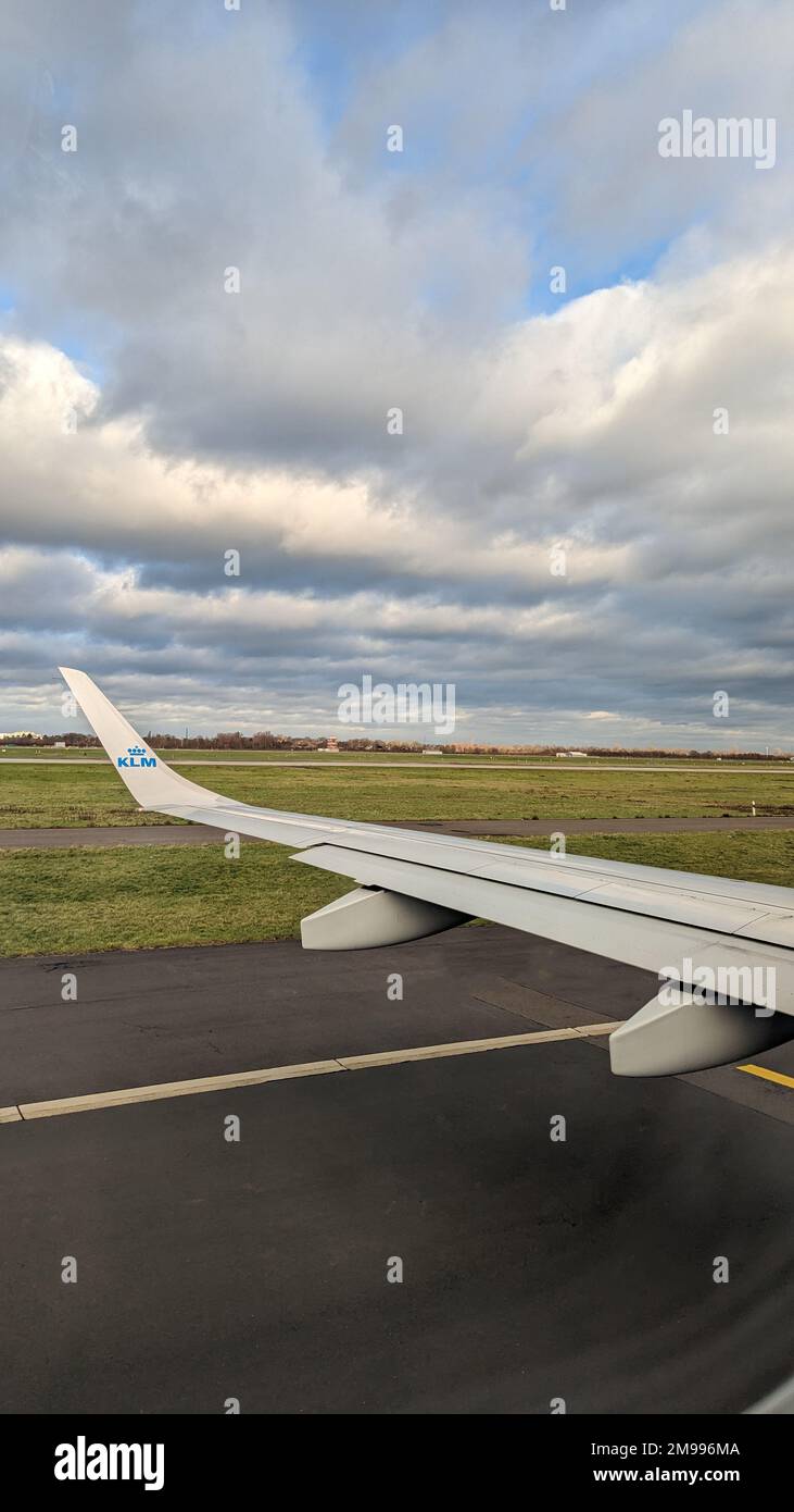 KLM jet wing arriving at Schiphol Stock Photo - Alamy