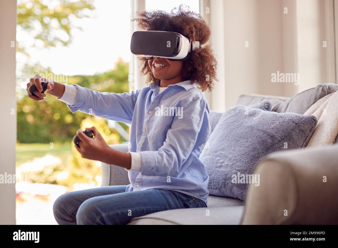 Children playing in vr game hi-res stock photography and images - Alamy
