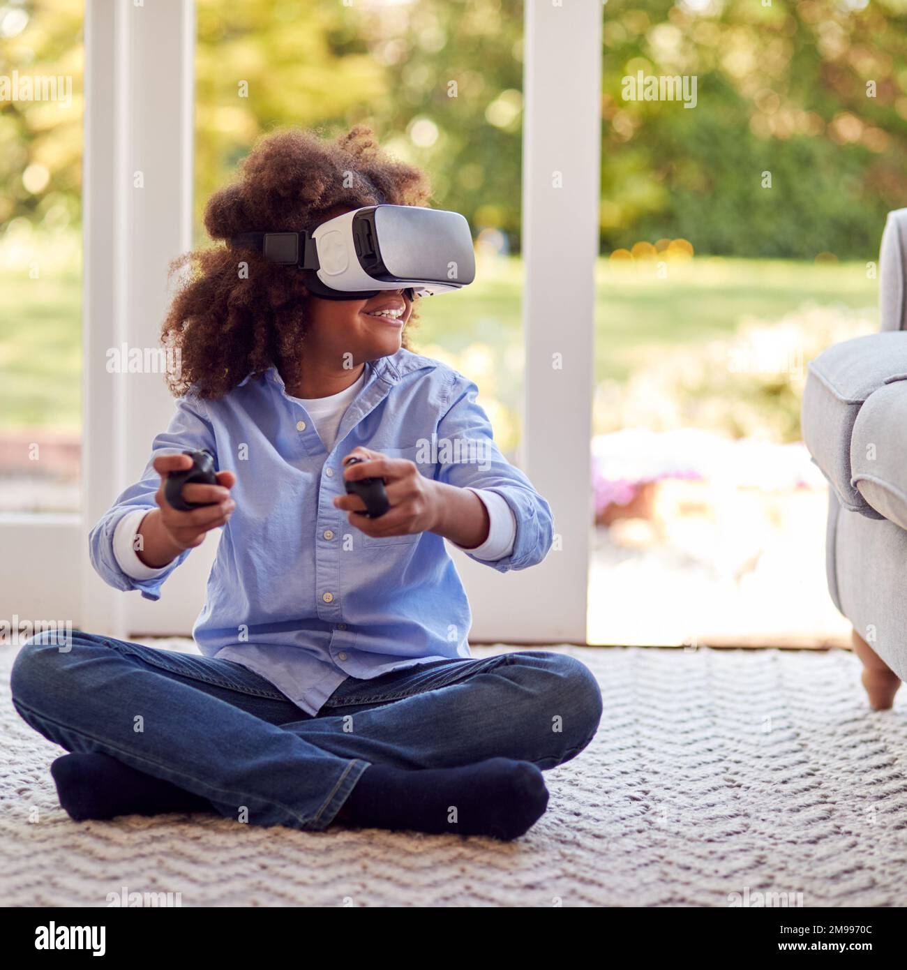 Children playing in vr game hi-res stock photography and images - Alamy