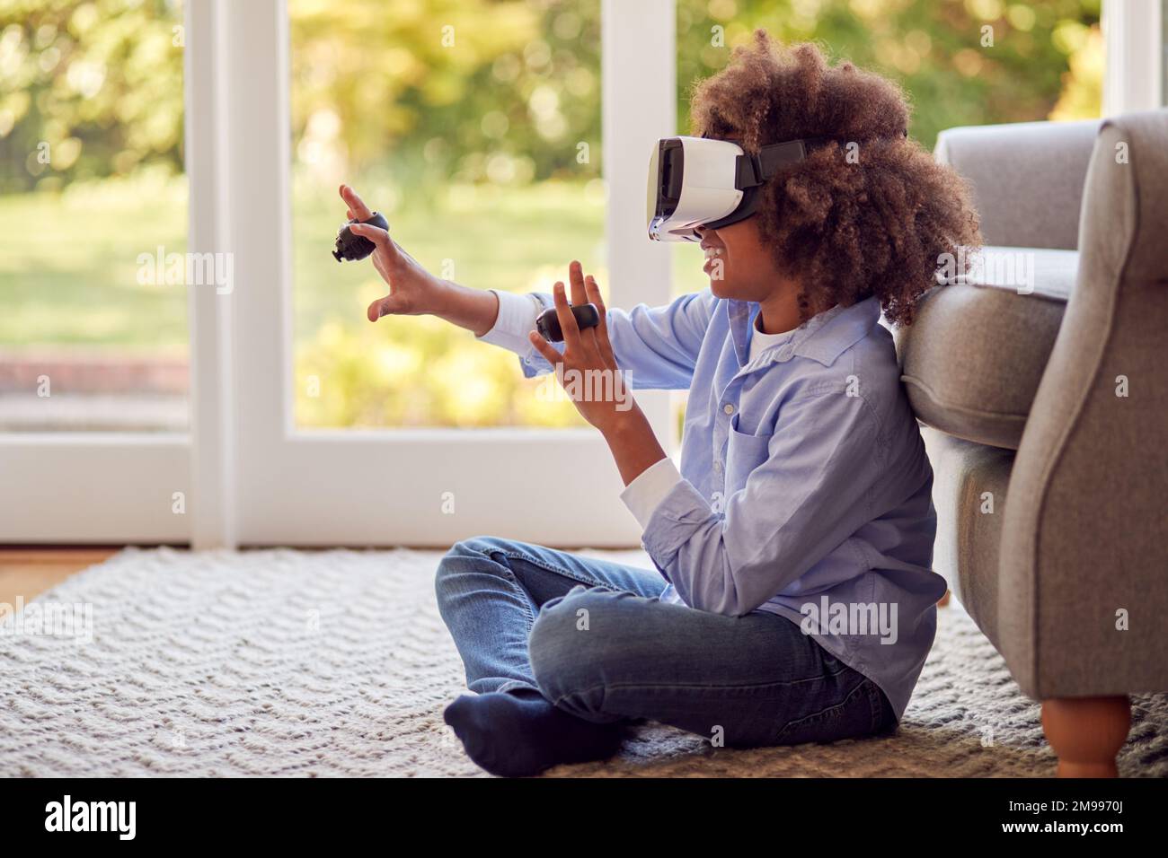 Children playing in vr game hi-res stock photography and images - Alamy
