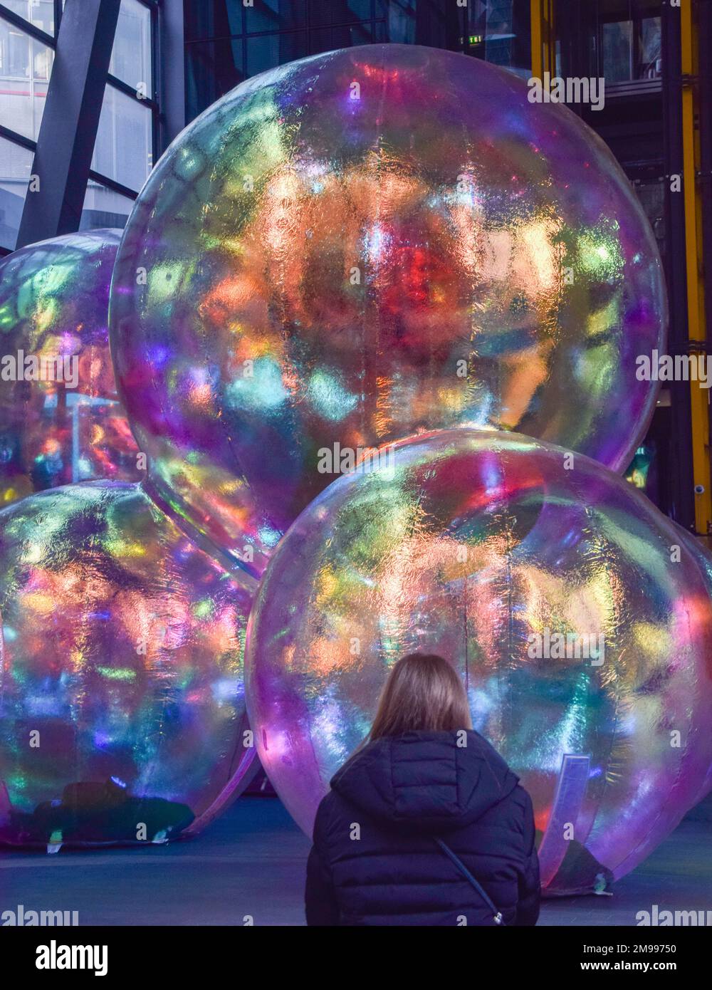 London, England, UK. 17th Jan, 2023. A visitor admires the giant ...