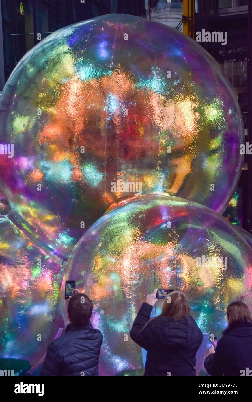 London, England, UK. 17th Jan, 2023. Visitors take photos of the giant ...
