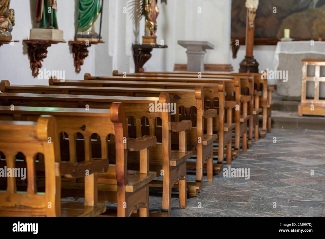 Empty pews hi-res stock photography and images - Alamy