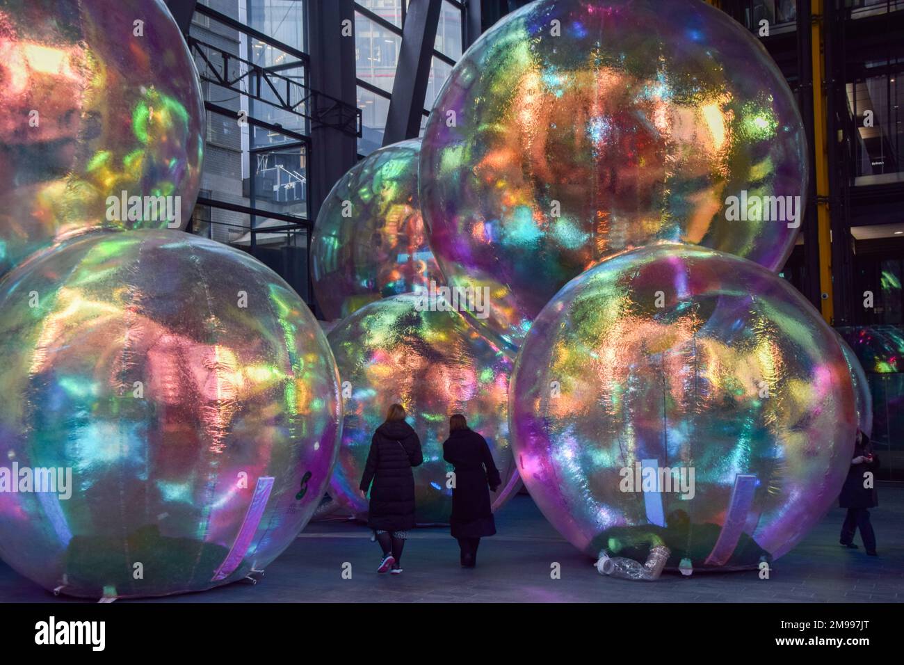London, England, UK. 17th Jan, 2023. Visitors admire the giant ...