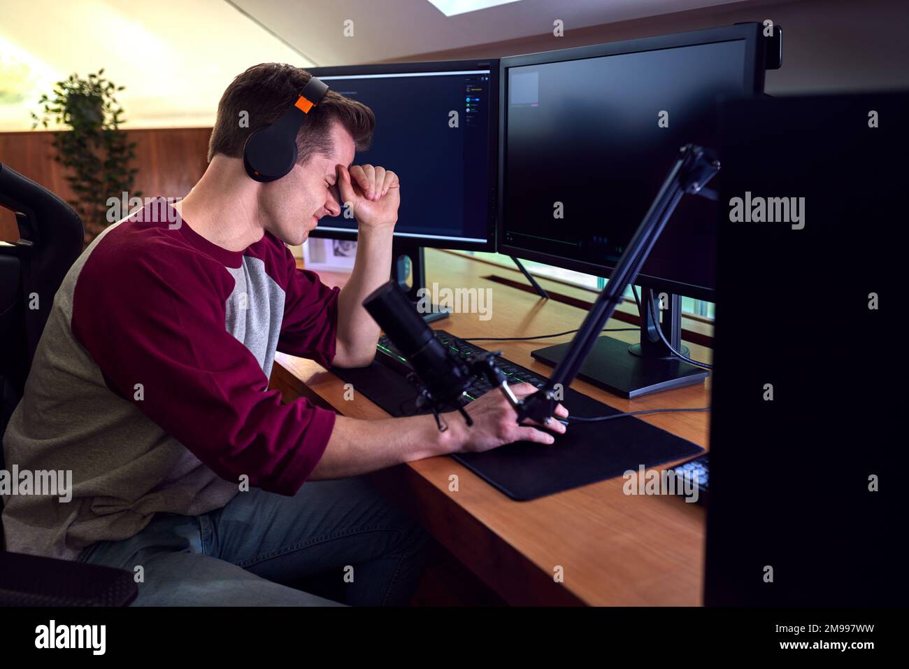 Male gamer playing online head hi-res stock photography and images - Alamy
