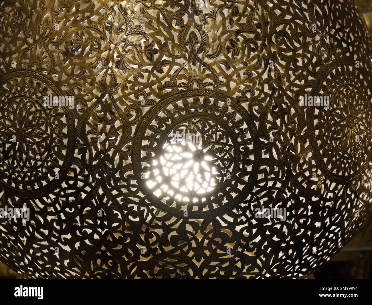 Metal craftsman making copper trays in Fes Morocco Stock Photo - Alamy