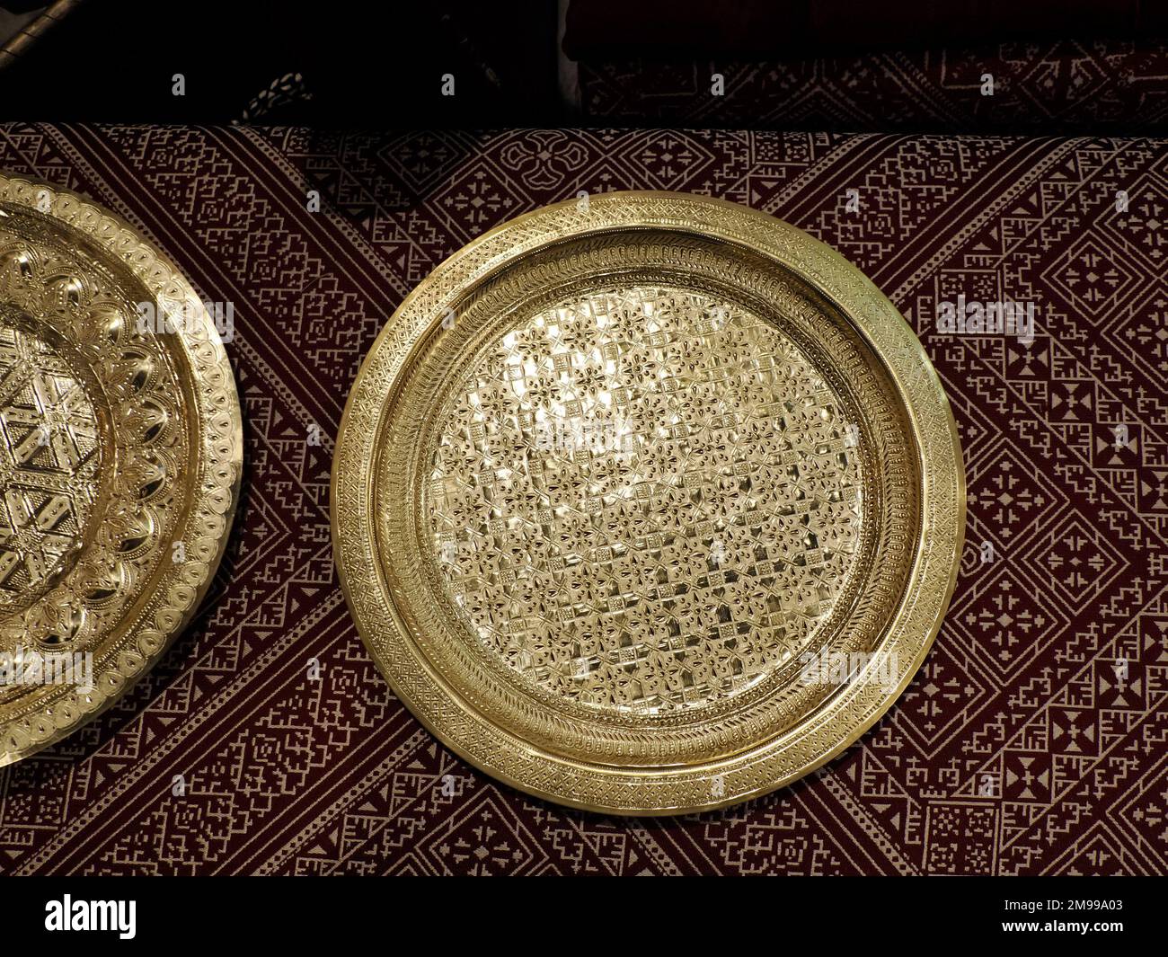 Metal craftsman making copper trays in Fes Morocco Stock Photo - Alamy