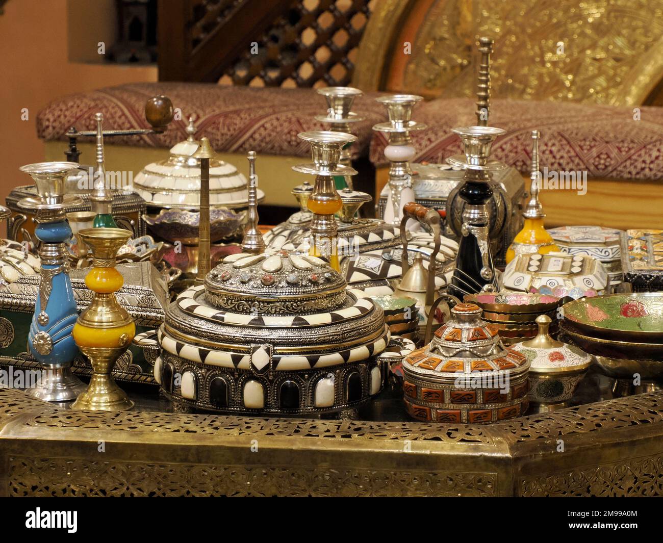 Metal craftsman making copper trays in Fes Morocco Stock Photo - Alamy