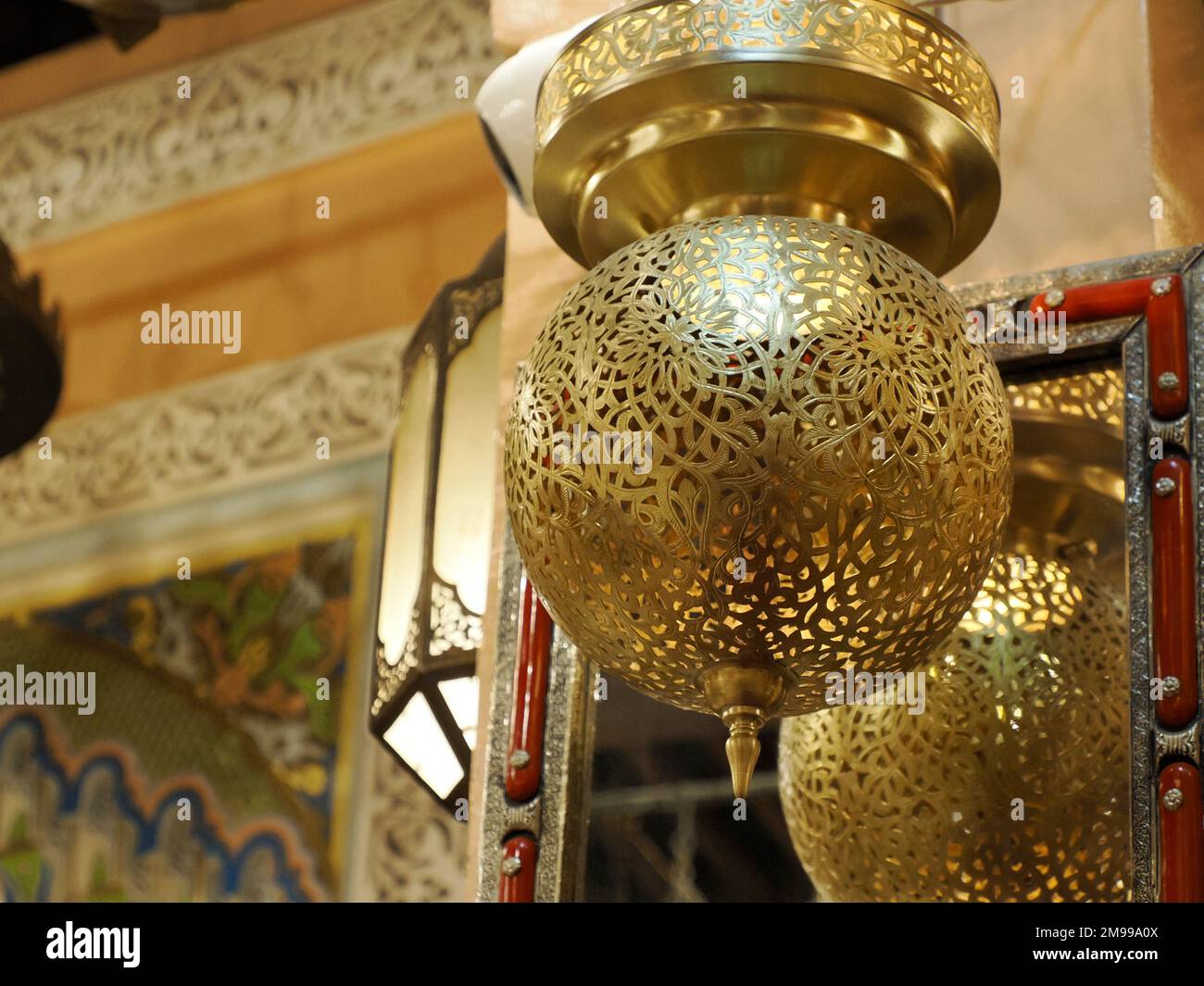 Metal craftsman making copper trays in Fes Morocco Stock Photo - Alamy