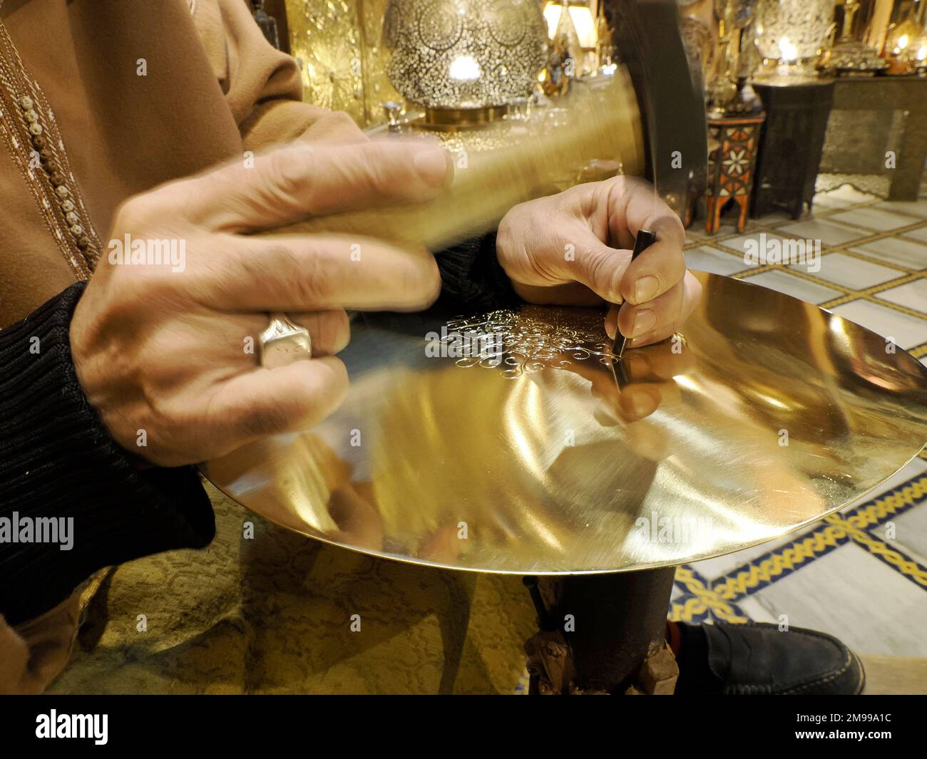 Metal craftsman making copper trays in Fes Morocco Stock Photo - Alamy