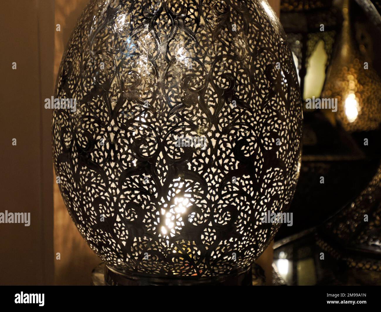 Metal craftsman making copper trays in Fes Morocco Stock Photo - Alamy