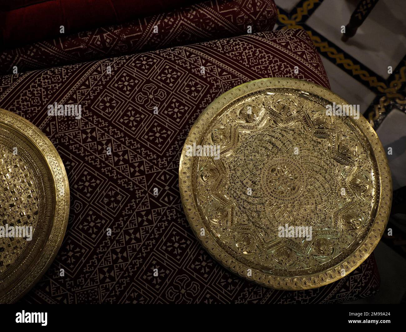 Metal craftsman making copper trays in Fes Morocco Stock Photo - Alamy