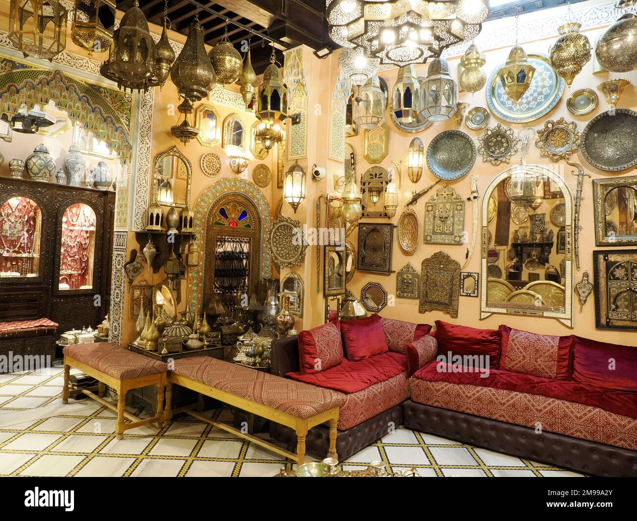 Metal craftsman making copper trays in Fes Morocco Stock Photo - Alamy