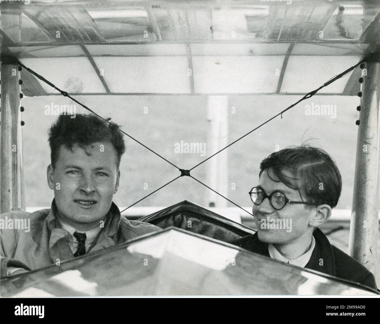 Flight Lieutenant W Murray (left) and John S Sproule after their world ...