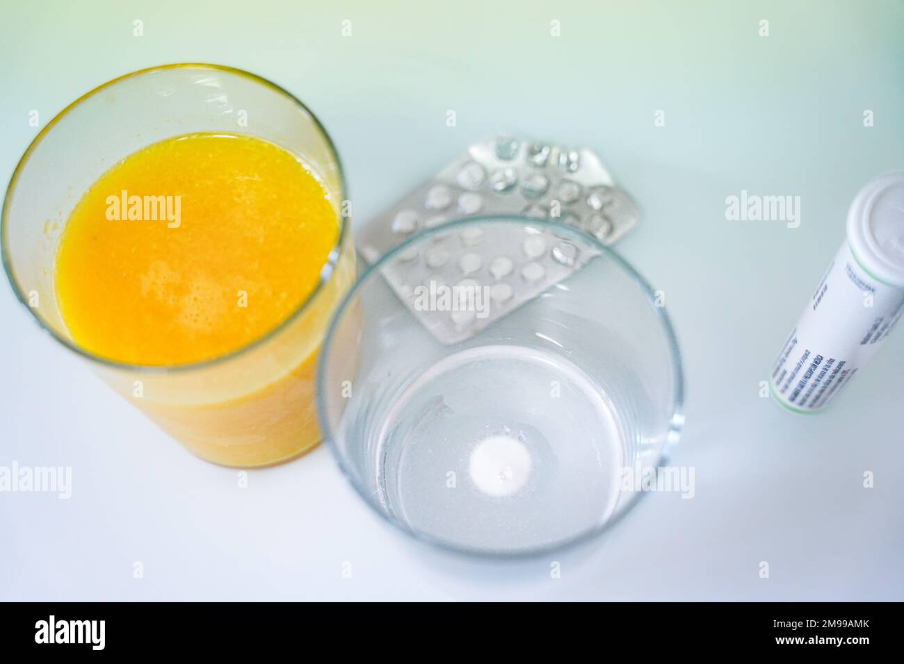 Pill in a glass hi-res stock photography and images - Alamy
