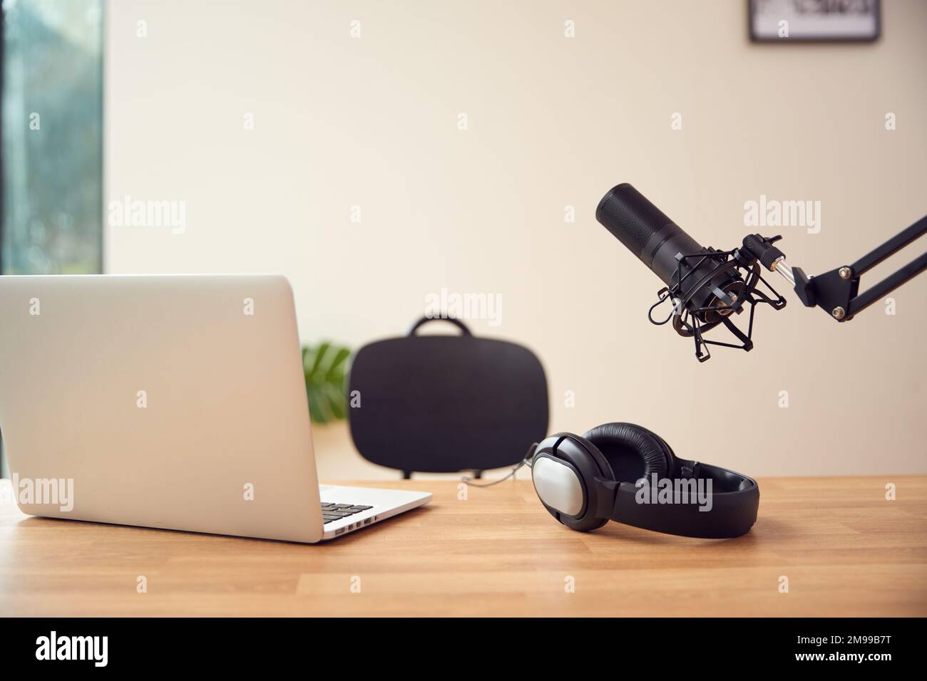 Live streaming set up hi-res stock photography and images - Alamy