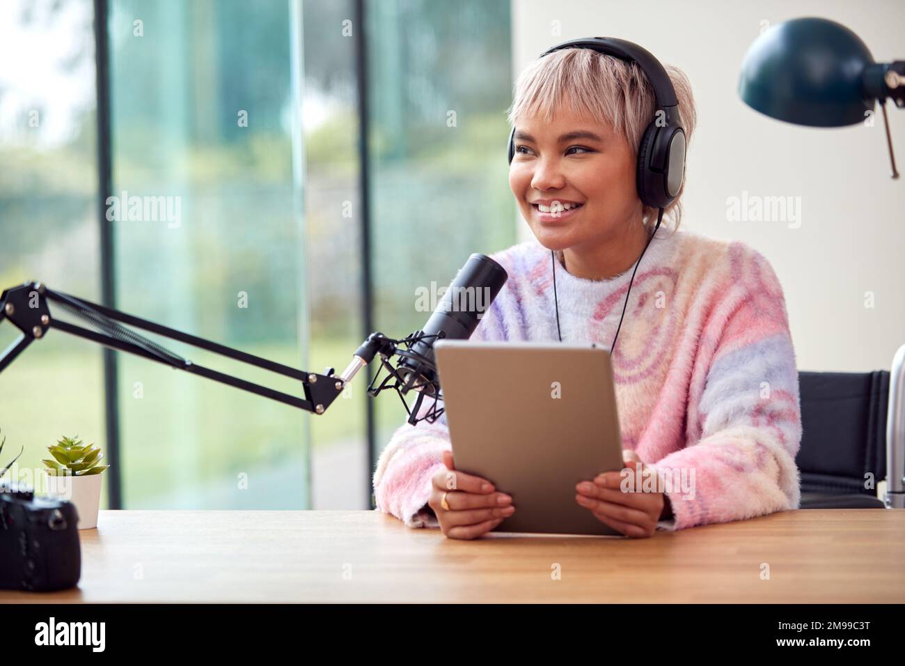 Women in radio communication hi-res stock photography and images - Alamy