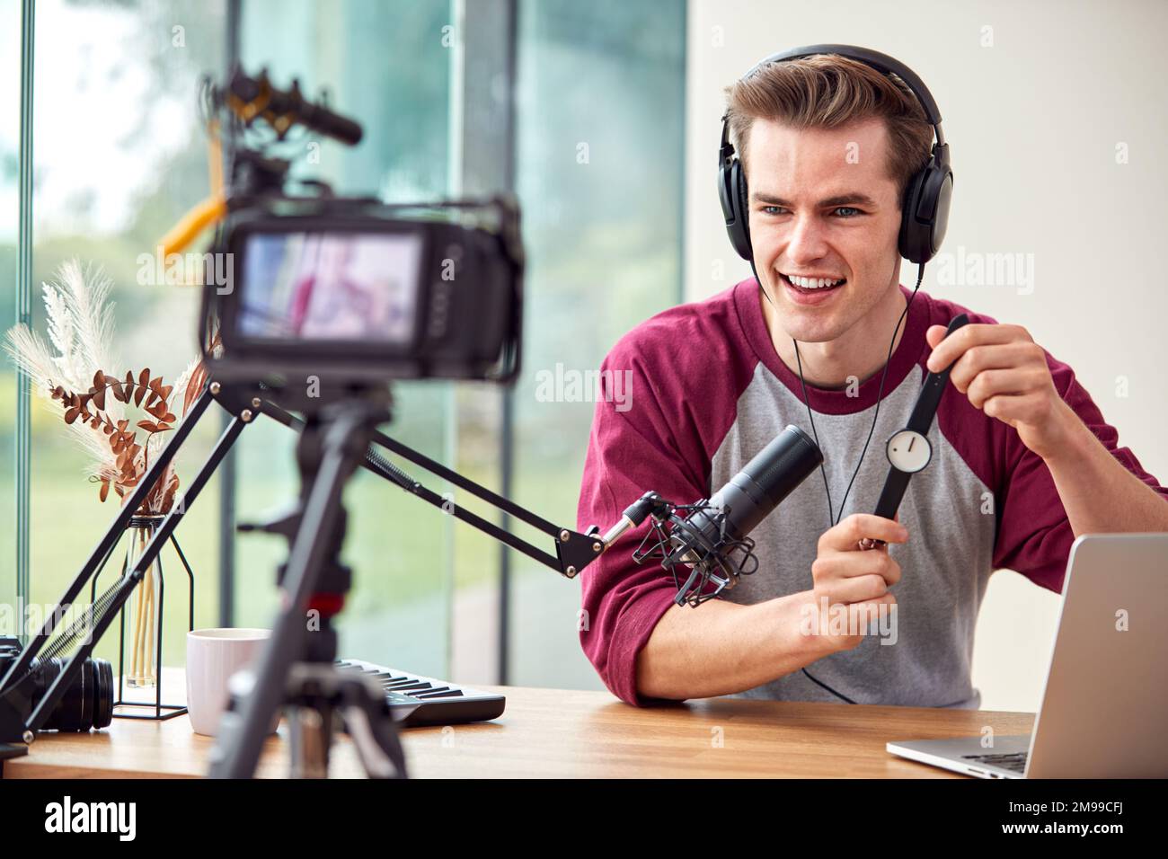 Product video review hi-res stock photography and images - Alamy