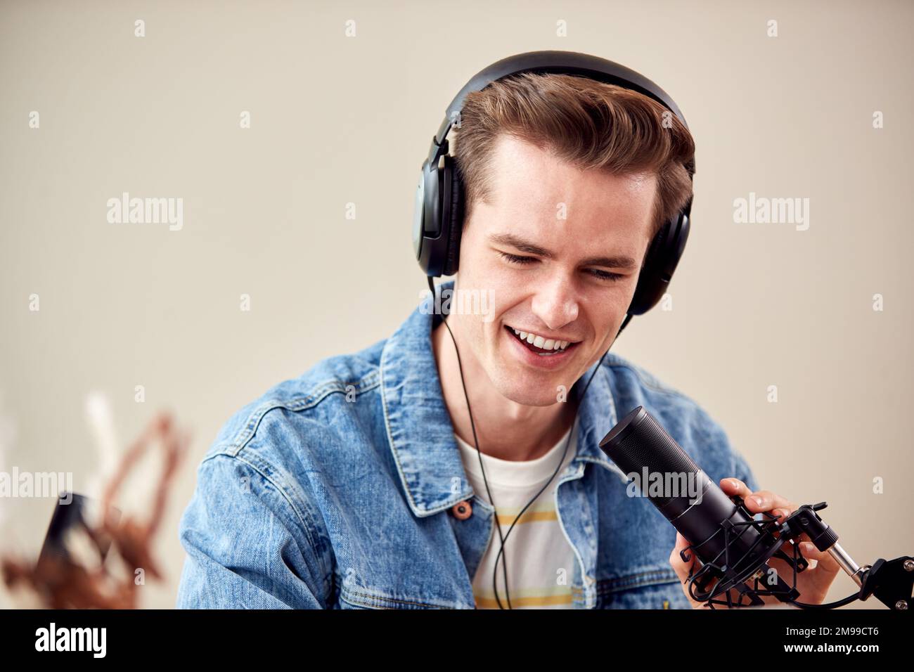 Radio presenter microphone man hi-res stock photography and images - Alamy